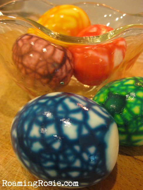 Crackled and Marbled Easter Egg Decorating Tips | Roaming Rosie