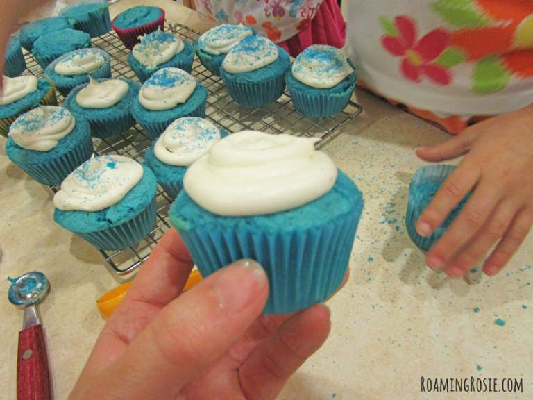 April Showers *Sprinkle Surprise* “Raining” Cupcakes | Roaming Rosie